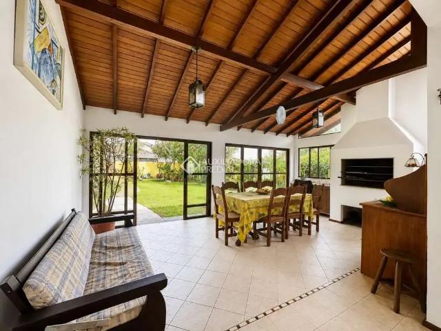 Casa / Sobrado para Locação em Florianópolis/SC Barra da Lagoa 4 Quartos
