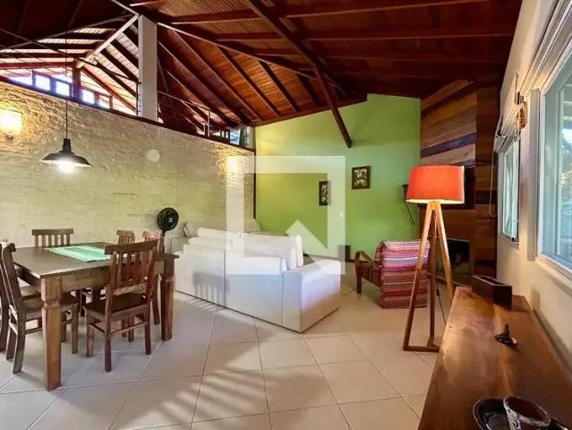 Casa / Sobrado para Locação em Florianópolis/SC Barra da Lagoa 4 Quartos