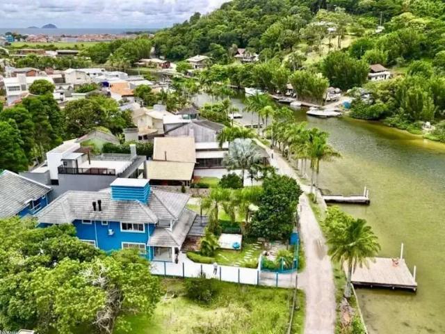 Casa / Sobrado para Locação em Florianópolis/SC Barra da Lagoa 5 Quartos