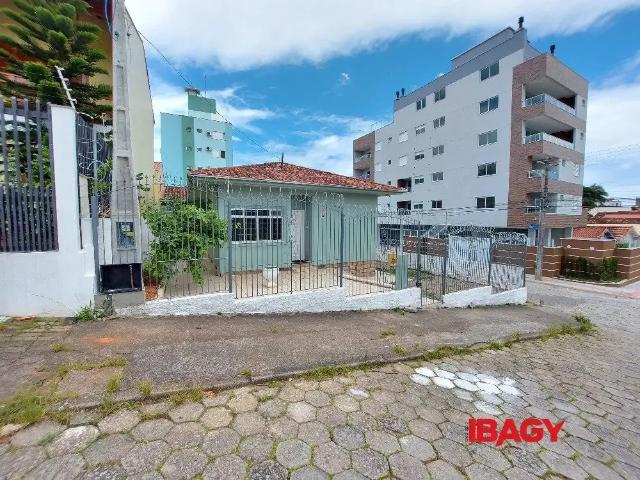 Casa / Sobrado para Locação em Florianópolis/SC Capoeiras 5 Quartos