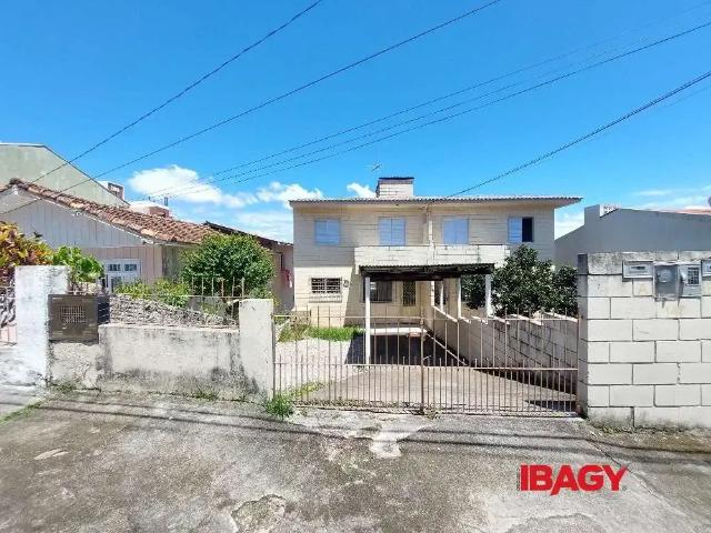 Casa / Sobrado para Locação em Florianópolis/SC Capoeiras 2 Quartos