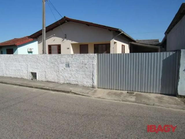 Casa / Sobrado para Locação em Florianópolis/SC Carianos 2 Quartos