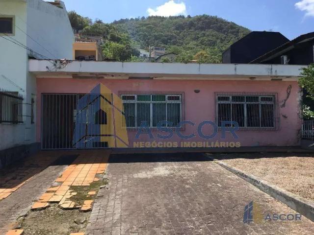 Casa / Sobrado para Locação em Florianópolis/SC Costeira do Pirajubaé 3 Quartos