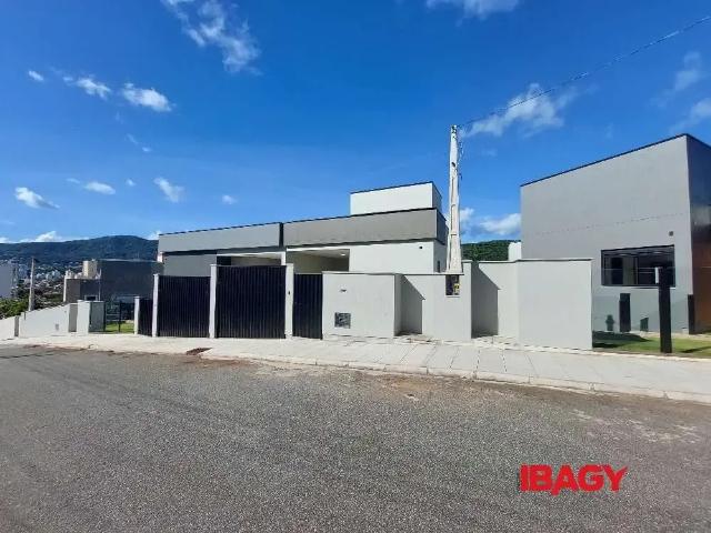 Casa / Sobrado para Locação em Florianópolis/SC Córrego Grande 3 Quartos