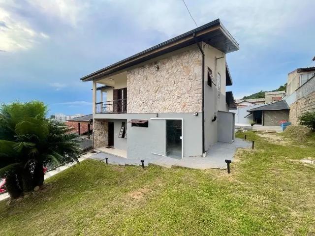 Casa / Sobrado para Locação em Florianópolis/SC Itacorubi 6 Quartos