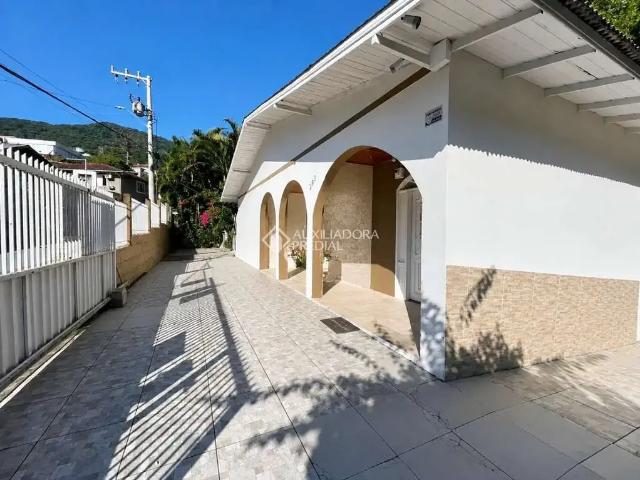 Casa / Sobrado para Locação em Florianópolis/SC Itacorubi 3 Quartos