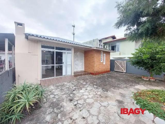 Casa / Sobrado para Locação em Florianópolis/SC Ingleses do Rio Vermelho 2 Quartos
