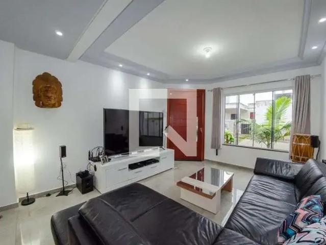 Casa / Sobrado para Locação em Florianópolis/SC São João do Rio Vermelho 3 Quartos