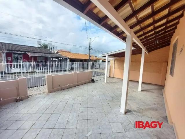 Casa / Sobrado para Locação em Florianópolis/SC Saco dos Limões 2 Quartos