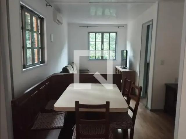 Casa / Sobrado para Locação em Florianópolis/SC Trindade 2 Quartos