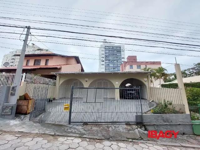 Casa / Sobrado para Locação em Florianópolis/SC Trindade 4 Quartos