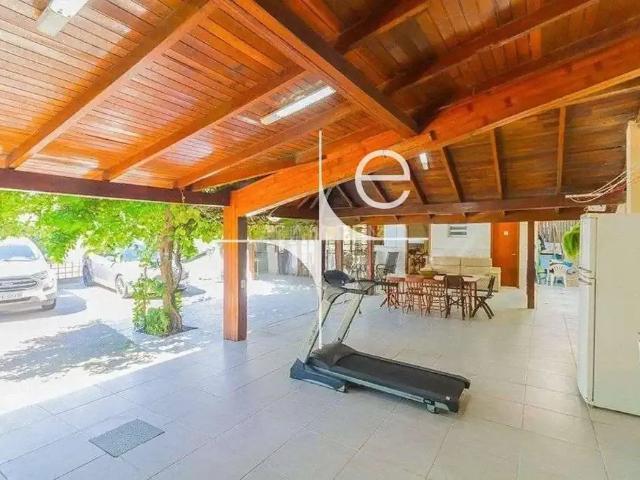 Casa / Sobrado para Locação em Florianópolis/SC Trindade 5 Quartos