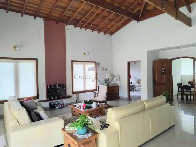 Casa / Sobrado para Locação em Igaratá/SP Centro 4 Quartos