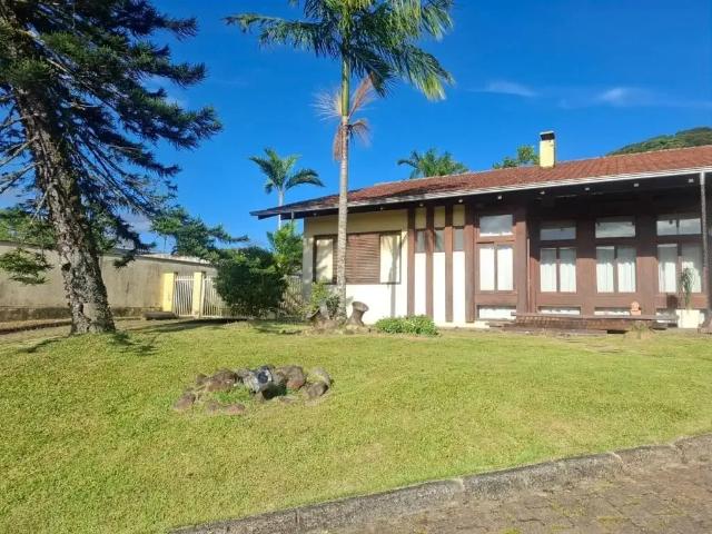 Casa / Sobrado para Locação em Joinville/SC América 3 Quartos