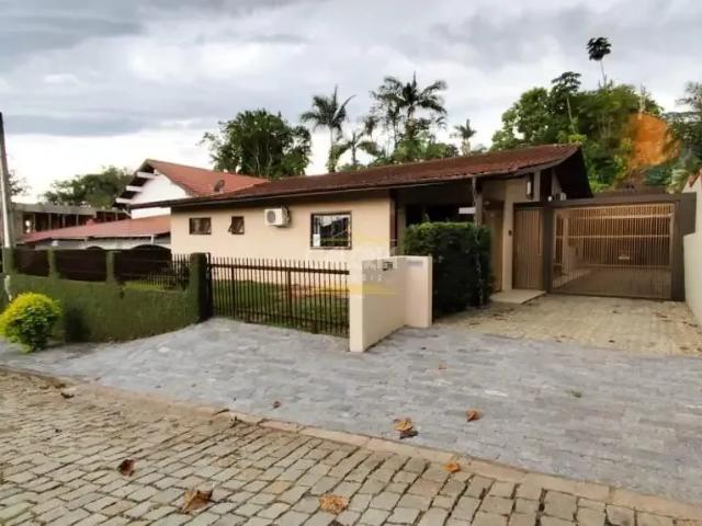 Casa / Sobrado para Locação em Joinville/SC América 3 Quartos