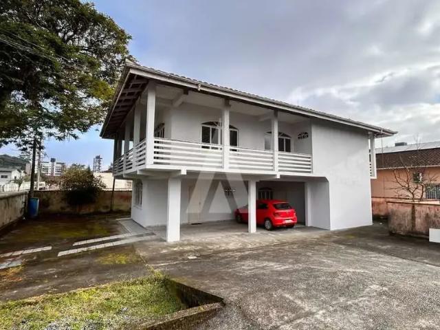 Casa / Sobrado para Locação em Joinville/SC Anita Garibaldi 3 Quartos