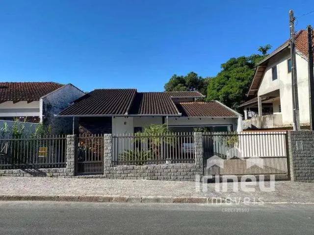 Casa / Sobrado para Locação em Joinville/SC Bom Retiro 3 Quartos