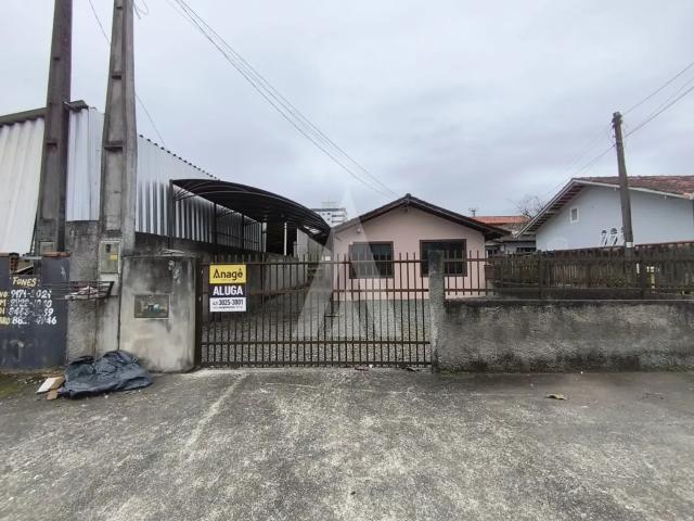 Casa / Sobrado para Locação em Joinville/SC Iririú 2 Quartos