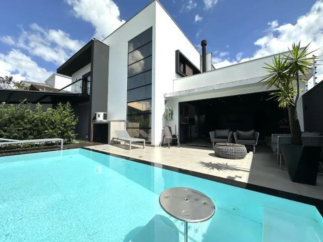 Casa / Sobrado para Locação em Joinville/SC Iririú 3 Quartos