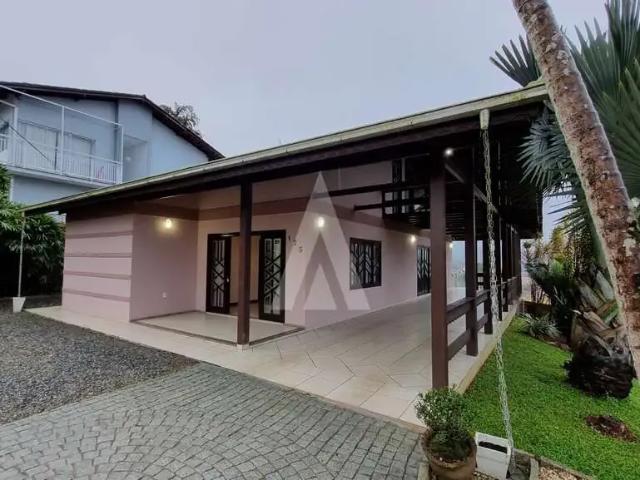 Casa / Sobrado para Locação em Joinville/SC Nova Brasília 3 Quartos
