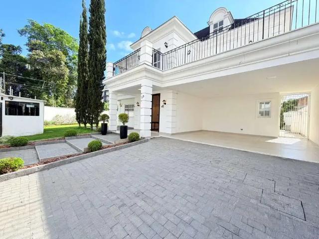 Casa / Sobrado para Locação em Joinville/SC Saguaçu 4 Quartos
