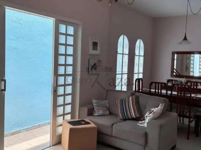 Casa / Sobrado para Locação em Jacareí/SP Centro 4 Quartos