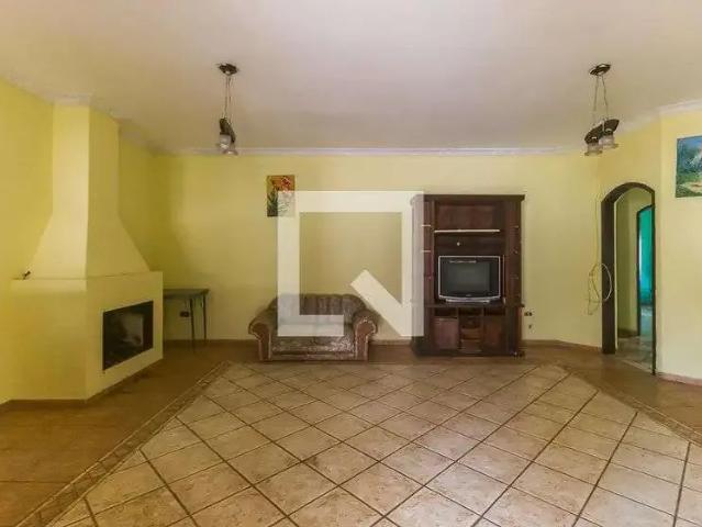 Casa / Sobrado para Locação em Mogi das Cruzes/SP Jardim Santos Dumont 6 Quartos