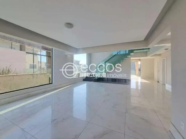 Casa / Sobrado para Locação em Nova Lima/MG Alphaville 4 Quartos