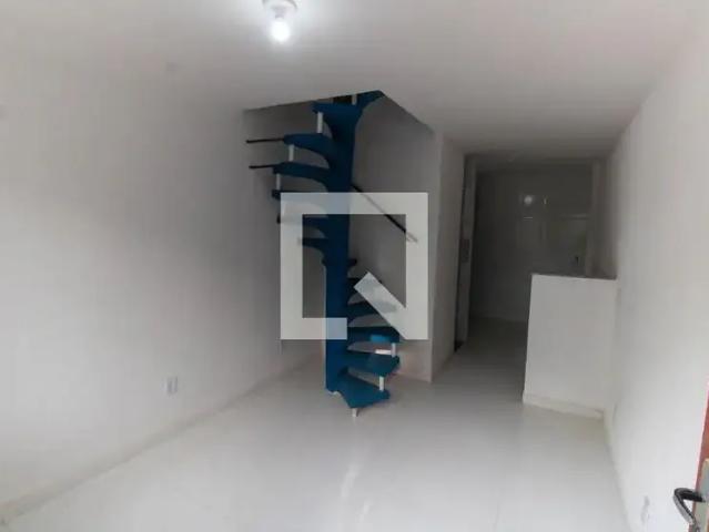 Casa / Sobrado para Locação em Niterói/RJ Engenho do Mato 2 Quartos