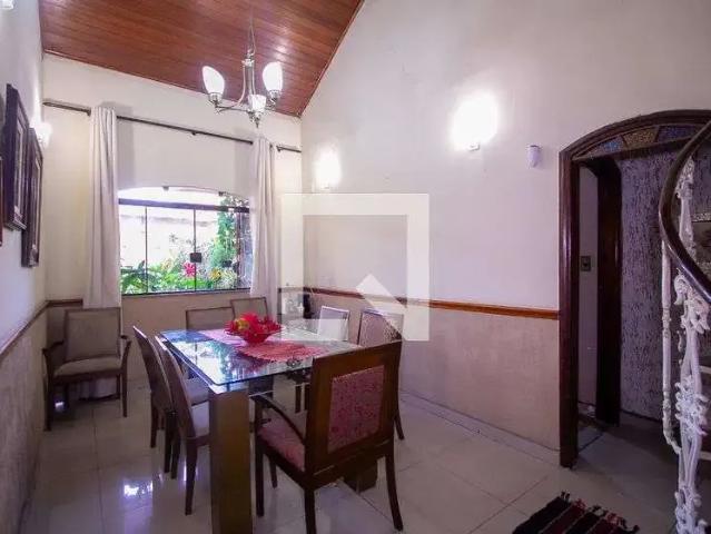 Casa / Sobrado para Locação em São Gonçalo/RJ Santa Catarina 6 Quartos