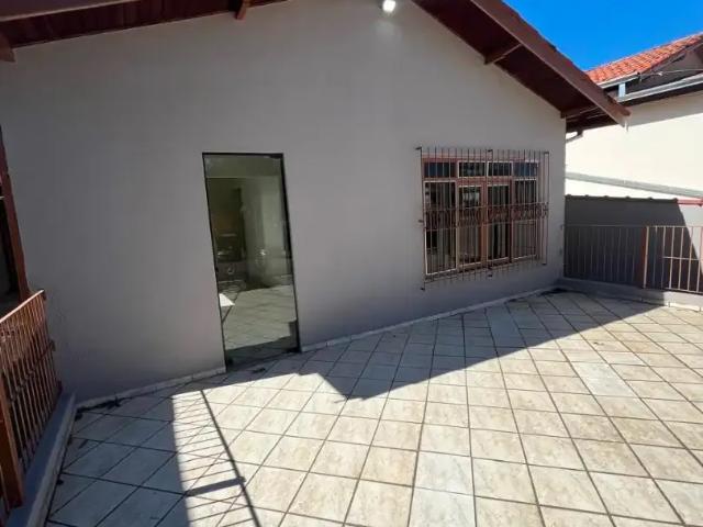 Casa / Sobrado para Locação em São José dos Campos/SP Jardim Satélite 3 Quartos