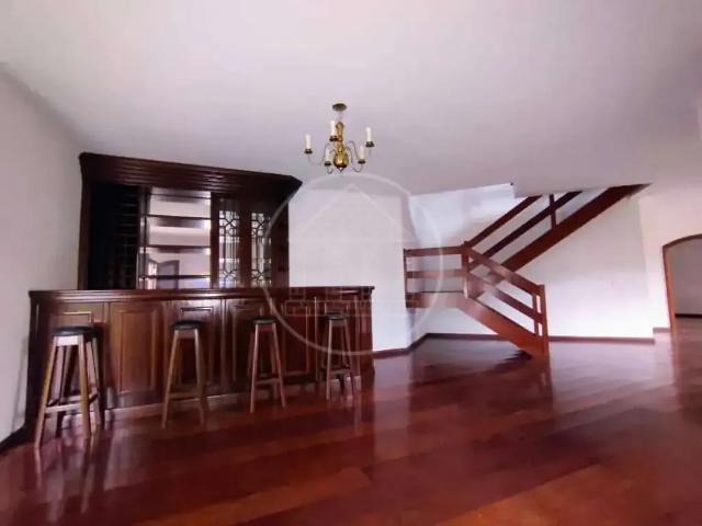 Casa / Sobrado para Locação em São Paulo/SP Interlagos 5 Quartos