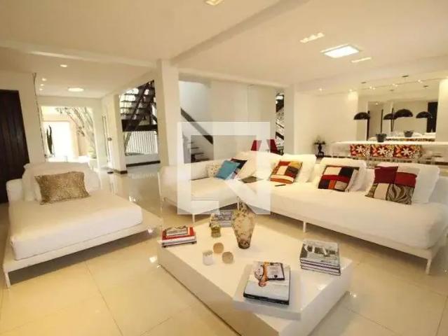 Casa / Sobrado para Locação em Salvador/BA Caminho das Árvores 5 Quartos