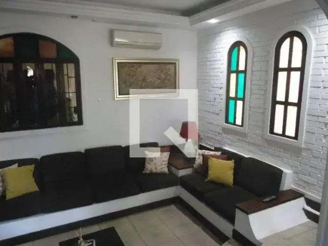 Casa / Sobrado para Locação em Salvador/BA Caminho das Árvores 5 Quartos