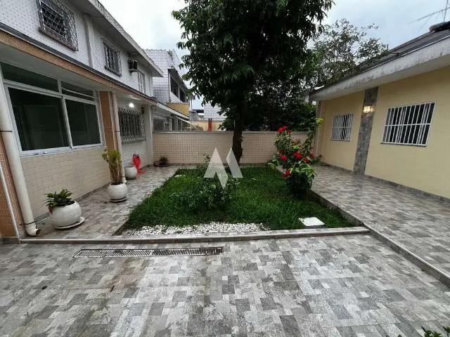 Casa / Sobrado para Locação em Santos/SP Embaré 3 Quartos