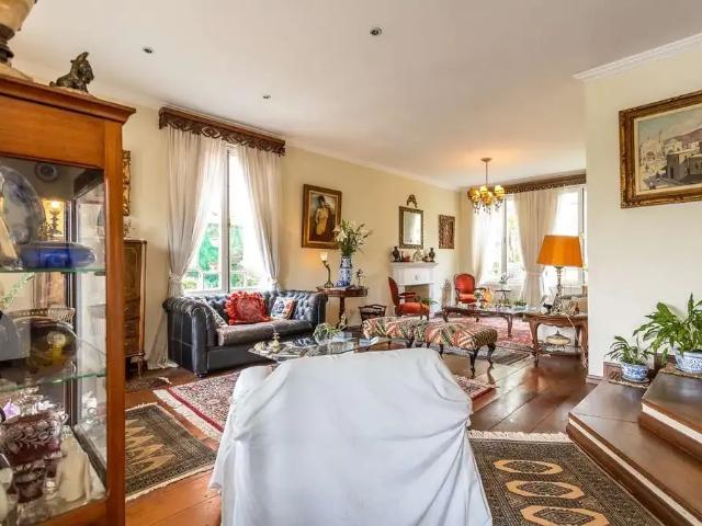 Casa / Sobrado para Locação em Santana de Parnaíba/SP Alphaville 5 Quartos