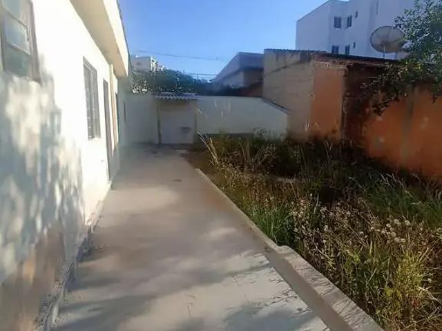 Casa / Sobrado para Locação em Pouso Alegre/MG Monte Azul 2 Quartos