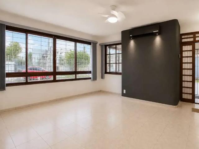 Casa / Sobrado para Locação em Porto Alegre/RS São Sebastião 3 Quartos