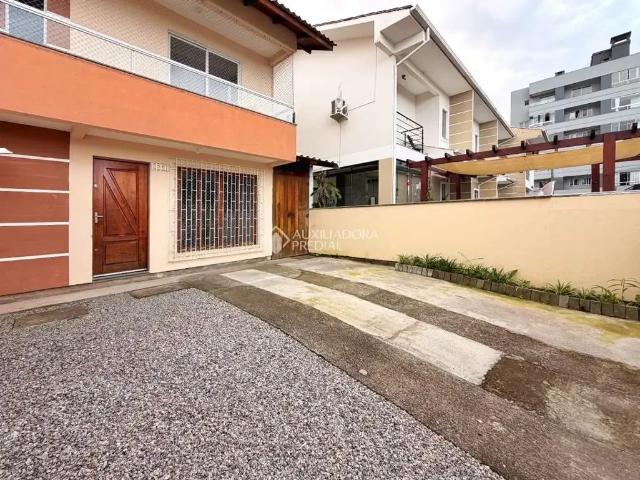 Casa / Sobrado para Locação em Palhoça/SC Nova Palhoça 2 Quartos