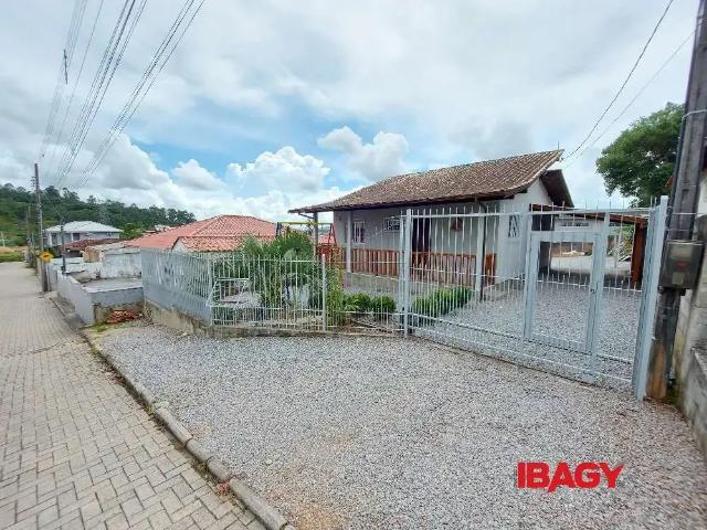 Casa / Sobrado para Locação em Palhoça/SC Aririu 2 Quartos