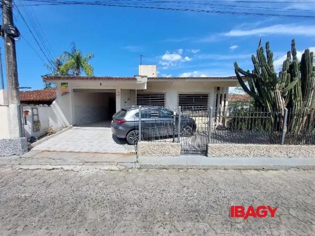 Casa / Sobrado para Locação em Palhoça/SC Aririu 3 Quartos