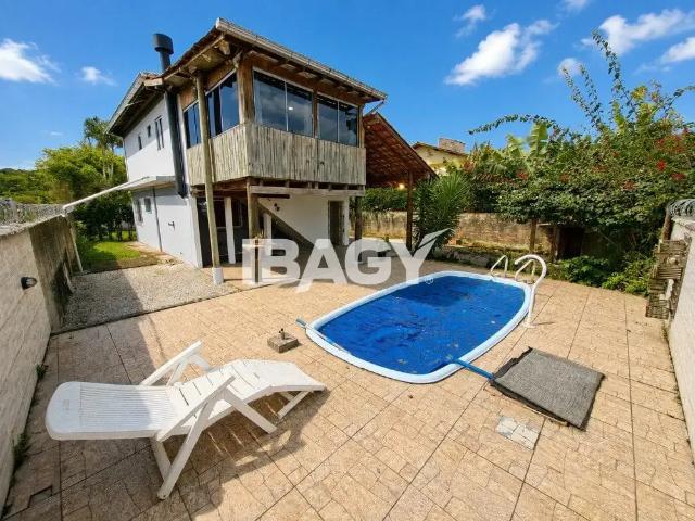 Casa / Sobrado para Locação em Palhoça/SC Caminho Novo 3 Quartos