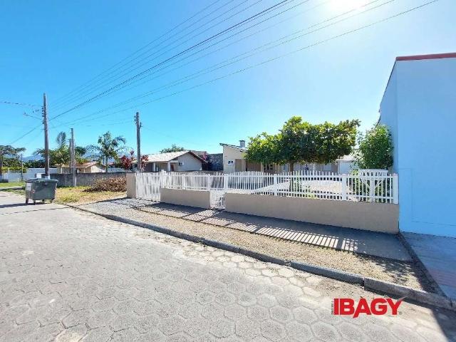 Casa / Sobrado para Locação em Palhoça/SC Enseada de Brito 2 Quartos