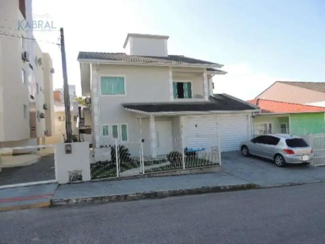 Casa / Sobrado para Locação em Palhoça/SC Pagani 4 Quartos
