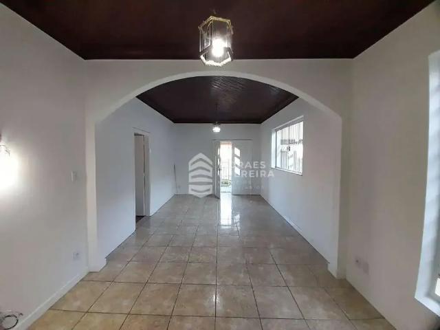 Casa / Sobrado para Locação em Pindamonhangaba/SP Santana 4 Quartos