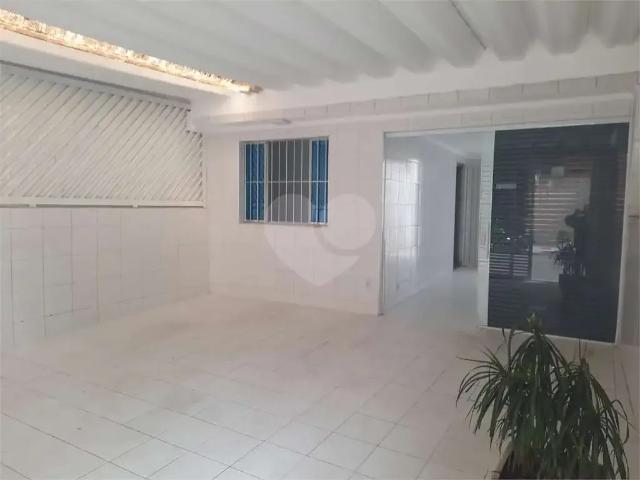 Casa / Sobrado para Locação em Praia Grande/SP Tupi 2 Quartos
