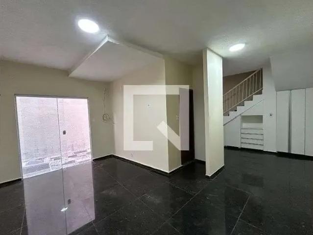 Casa / Sobrado para Locação em Rio de Janeiro/RJ Vila Valqueire 2 Quartos
