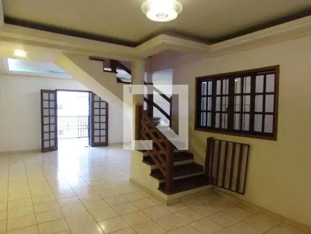 Casa / Sobrado para Locação em Taboão da Serra/SP Jardim Monte Alegre 4 Quartos