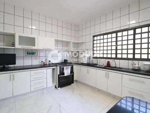 Casa / Sobrado para Locação em Uberlândia/MG Morada da Colina 4 Quartos