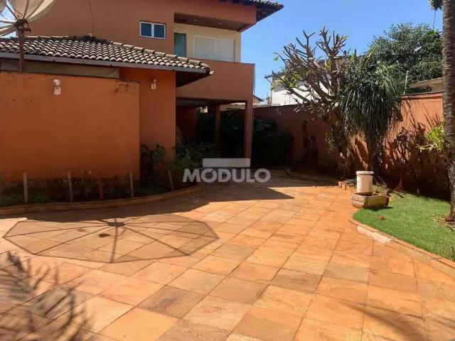 Casa / Sobrado para Locação em Uberlândia/MG Nossa Senhora das Graças 5 Quartos